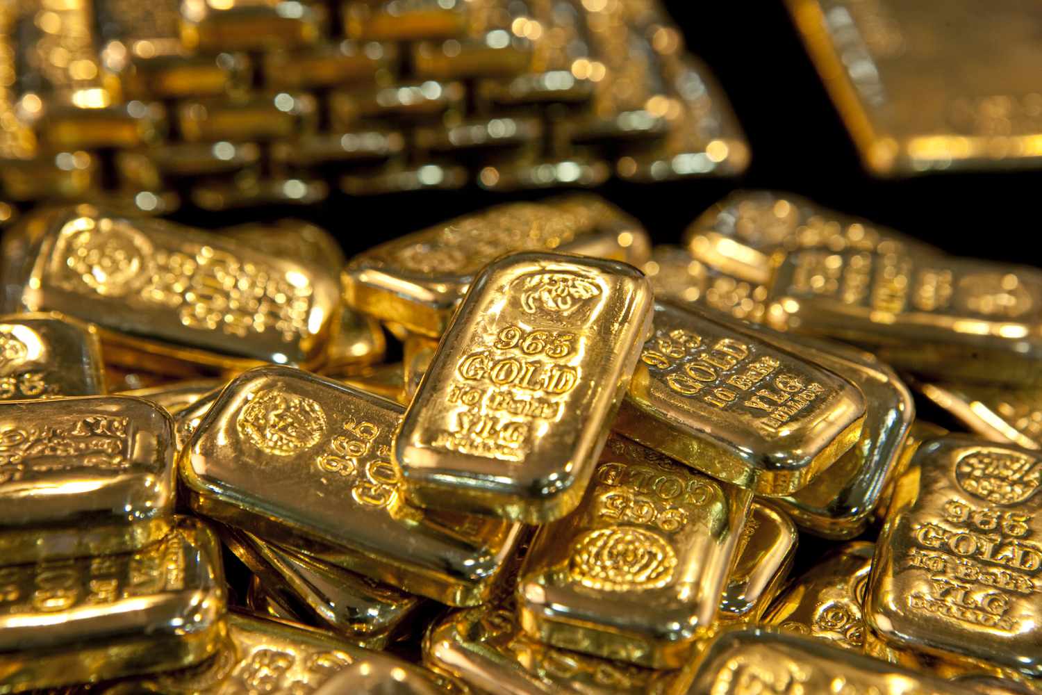 Central banks favour gold over dollar for reserves, WGC survey - Asia ...